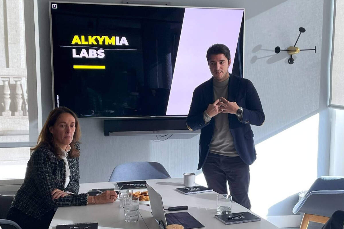 Alkemy analiza la implantación de la IA en las grandes empresas españolas